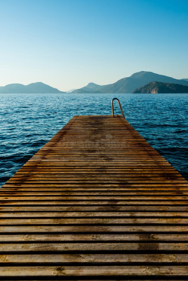 Pier Die Tot Een Tropisch Eiland Leidt Stock Afbeelding - Afbeelding ...