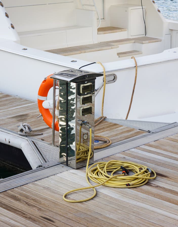 Pier Para Embarcaciones Y Yates Foto de archivo - Imagen de repostar ...