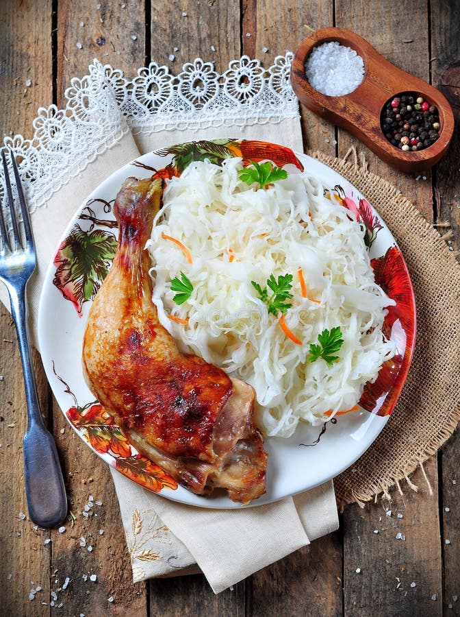 Pierna De Pollo Asado Con La Ensalada De La Col Foto de archivo ...