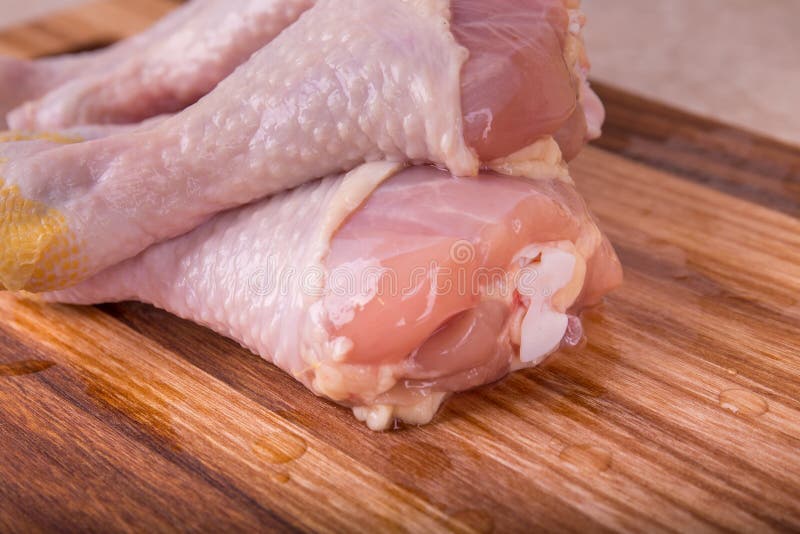 Pierna De Pollo Cruda En Una Tabla De Cortar Foto De Archivo Imagen De Poultry Palillo 85616246