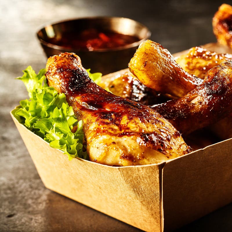 Piernas De Pollo Picantes Que Asan a La Parrilla En Un Fuego Que Fuma ...