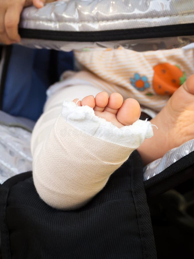 Pie derecho del bebé imagen de archivo. Imagen de tobillo - 9511167