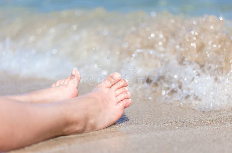 Piernas Atractivas Bronceadas En La Playa Foto de archivo - Imagen de ...