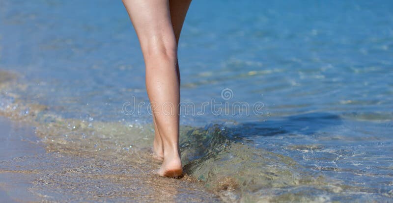 Piernas Atractivas Bronceadas En La Playa Imagen de archivo - Imagen de ...