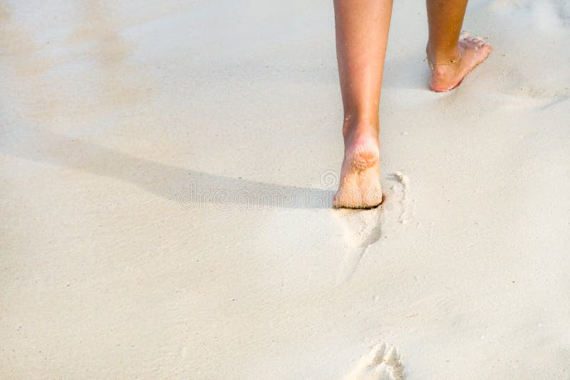 Piernas Bronceadas En La Playa Imagen de archivo - Imagen de persona ...