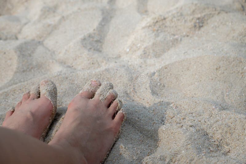 Piernas Bronceadas En La Playa De La Arena Imagen de archivo - Imagen ...