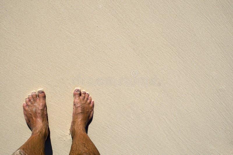 Piernas Bronceadas En La Playa De La Arena Foto de archivo - Imagen de ...