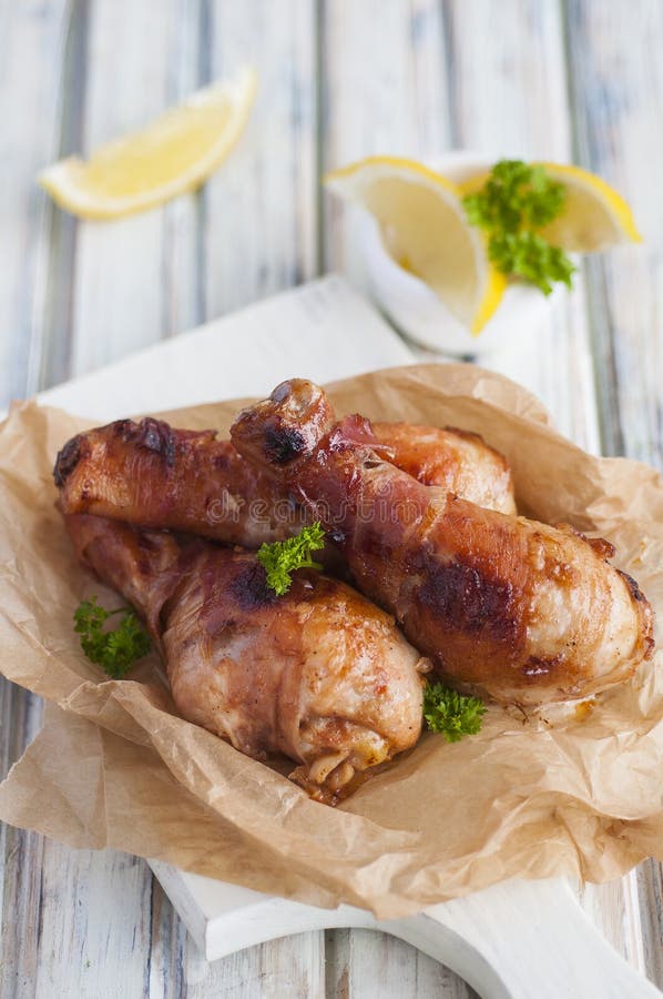 Piernas de pollo asadas imagen de archivo. Imagen de hojea - 76844173