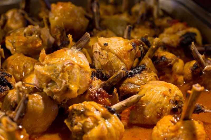 Piernas De Pollo En Una Salsa, Cocida En Una Parrilla Foto de archivo ...