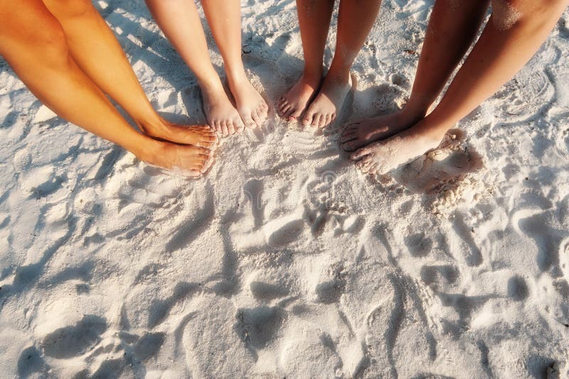 Piernas Bronceadas En La Playa Imagen de archivo - Imagen de persona ...