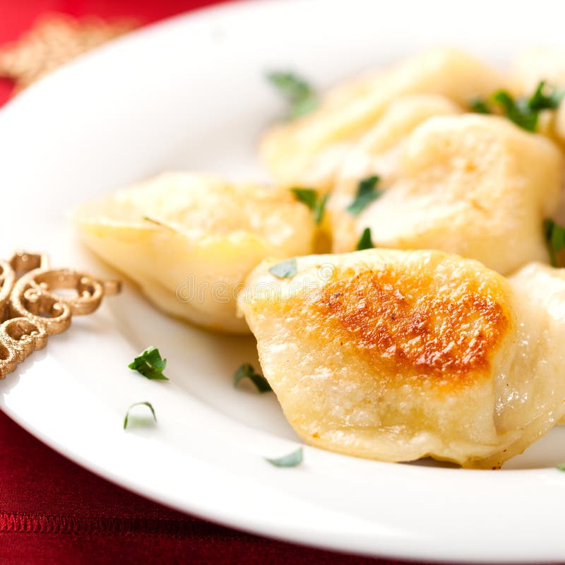 Prato de Pierogi.Polish foto de stock. Imagem de lustrador - 14784558