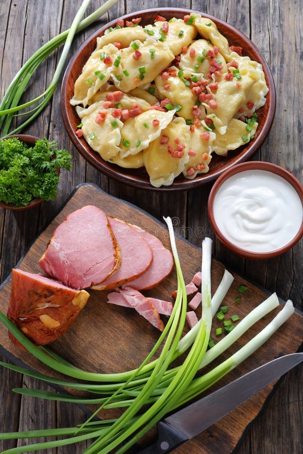 Pierogies Calientes En Una Placa De La Arcilla Imagen de archivo ...