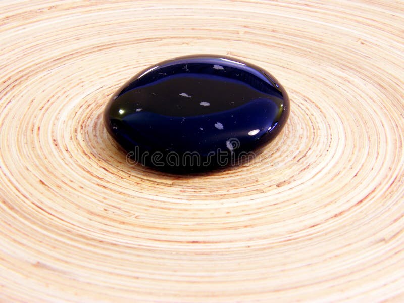 Texture De Pierre Obsidienne Sur Fond De Bois Verni Clair. Fermeture De ...