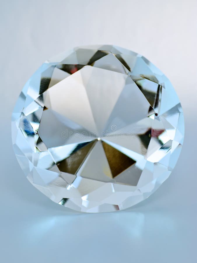 Pierre gemme ronde bleue image stock. Image du personne - 14400783