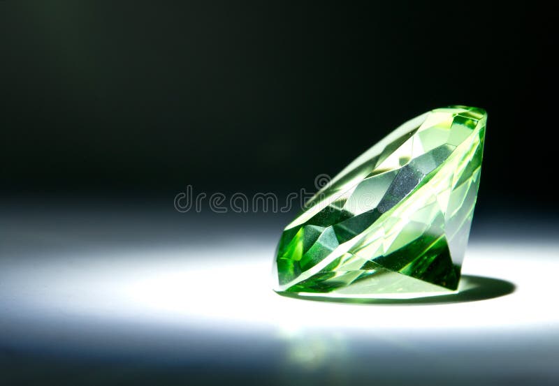 Pierre gemme verte image stock. Image du diamant, grosseurs - 9512721