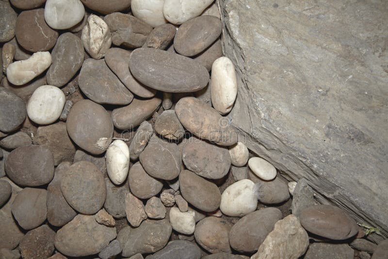 Pierre ronde sur naturel image stock. Image du nature - 72965869