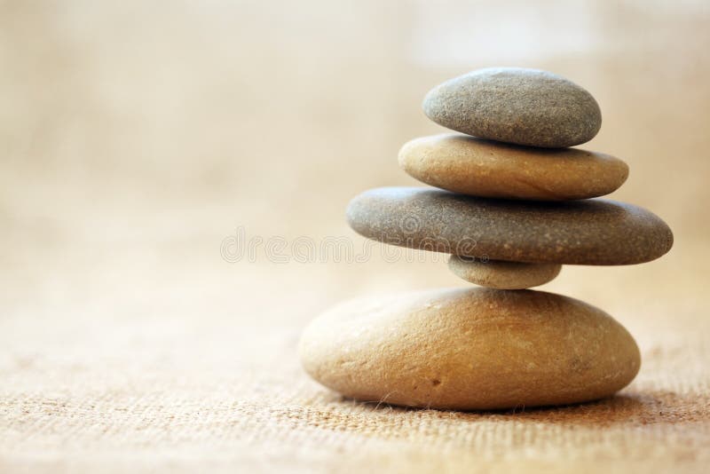 Pierres empilées par zen image stock. Image du caillou - 21639591