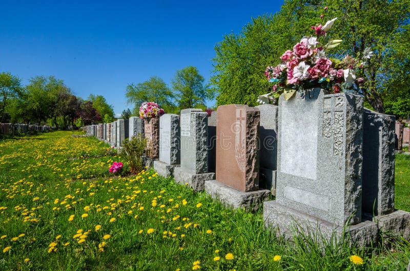 Pierres Tombales Alignées Dans Un Cimetière Image stock - Image du enterrement, tombeau: 31051055
