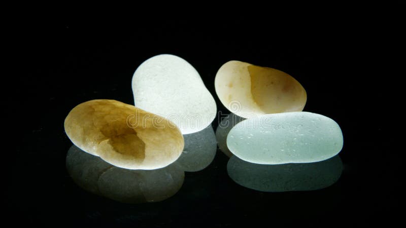 Pierres transparentes photo stock. Image du milieux, transparent - 26786838