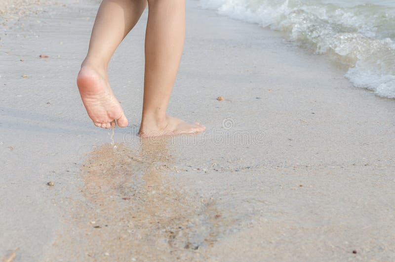 Pies De La Mujer En La Playa Con Natural Imagen de archivo - Imagen de ...