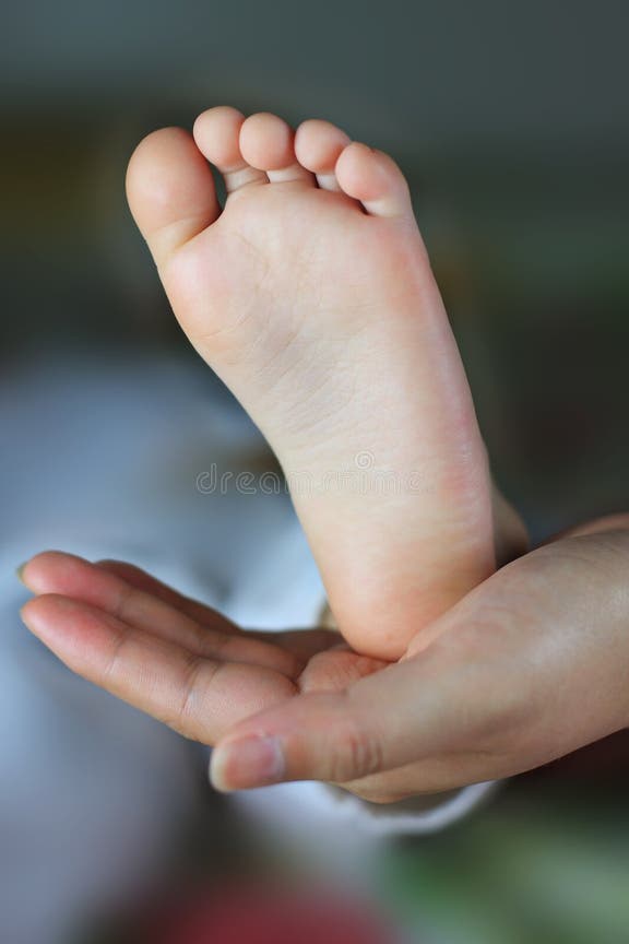 Pies del bebé foto de archivo. Imagen de mano, cuidado - 19373262
