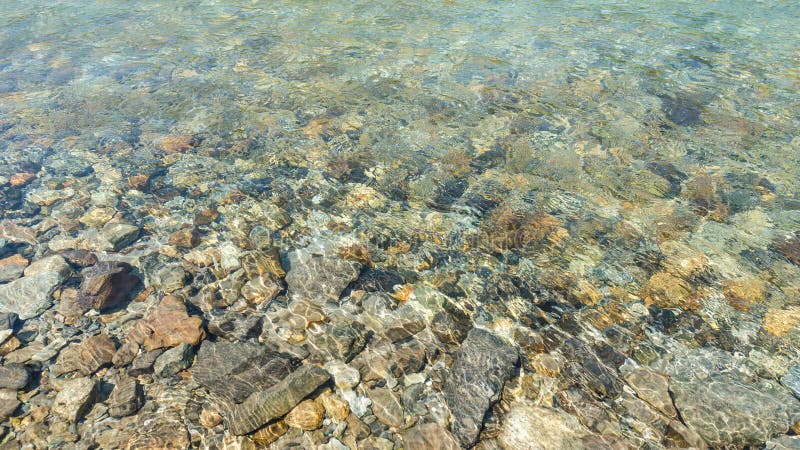 Pietra Sotto Acqua Trasparente Immagine Stock - Immagine di nave, bello ...