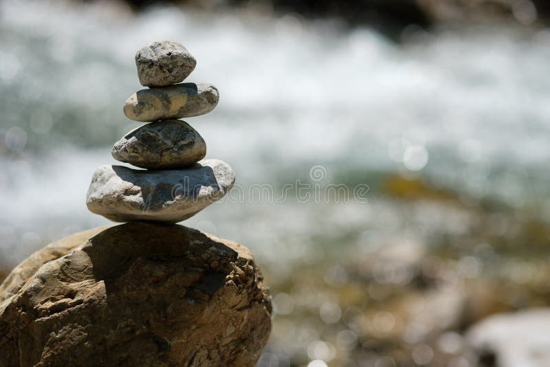 Pietre Su Un Mucchio Ad Un Fiume Vago Fotografia Stock - Immagine di ...