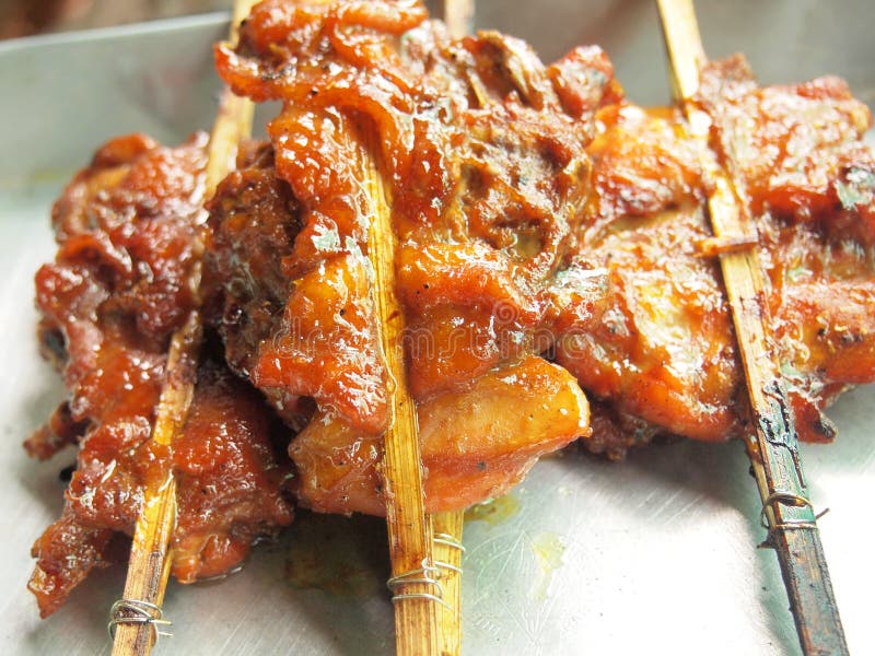 Piezas de pollo con piel imagen de archivo. Imagen de delicioso - 166440093