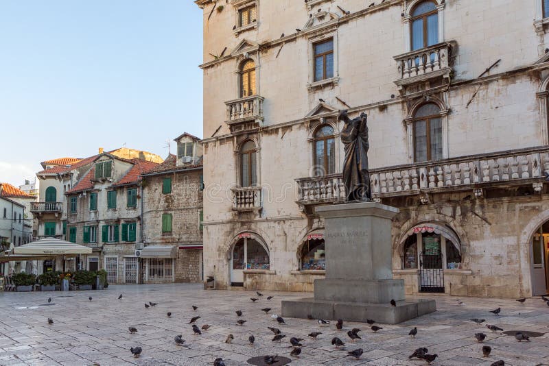 Pigeons and a Statue in Split Editorial Image - Image of palace ...