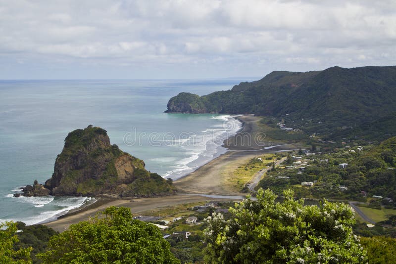 Piha-Strand stockbild. Bild von strand, stein, meer, hügel - 37168827