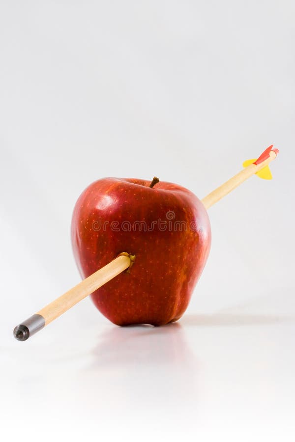 Pijl door een appel stock afbeelding. Image of nadruk - 4197789