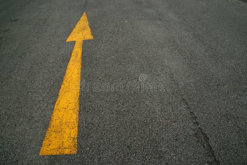 Wegmarkeringen Gele Pijl Teken Richting Stock Afbeelding - Image of ...