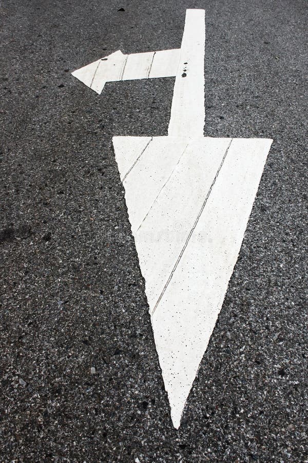 Pijlen op de weg stock foto. Image of architectuur, verschillend - 16290186