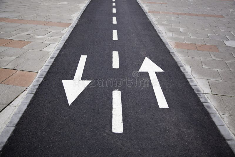 Pijlen op de weg stock foto. Afbeelding bestaande uit pijlen - 16290186