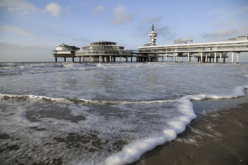 Pijler Op Het Strand Van Scheveningen in Den Haag Stock Afbeelding ...