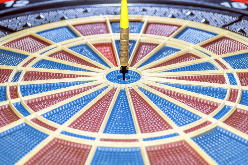 Pijltje in Stierenoog Van Dartboard Stock Foto - Image of pijltje, vorm ...