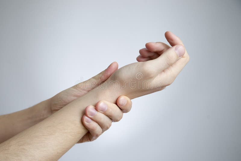 Pijn in De Handpalm Een Man Heeft Pijn in Een Gewonde Hand Handen ...