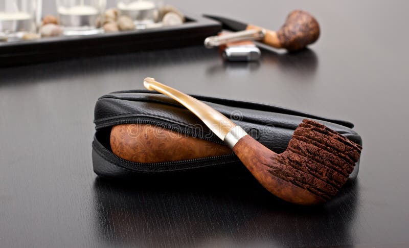 Mens met rokende pijp stock afbeelding. Image of pijp - 1692597