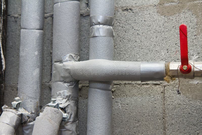 Gele Pvc-pijpen Voor Elektrodiedozen En Draden Op Concrete Muur Aan ...