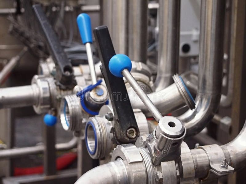 Pijpen met kleppen stock afbeelding. Image of technologie - 103911689