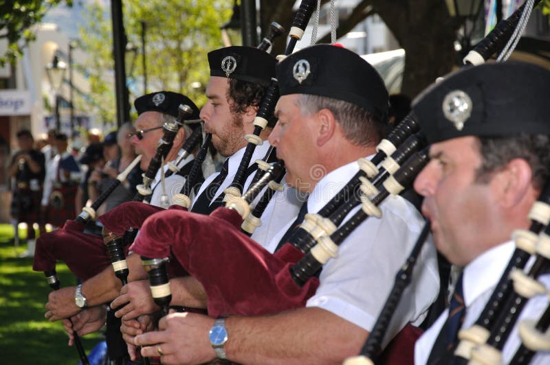 Pijpers Het Door Buizen Leiden Redactionele Fotografie - Image of ...