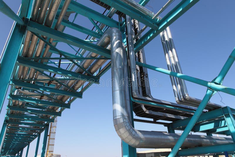 Pijpleiding stock afbeelding. Image of pijpleiding, kromme - 24584091