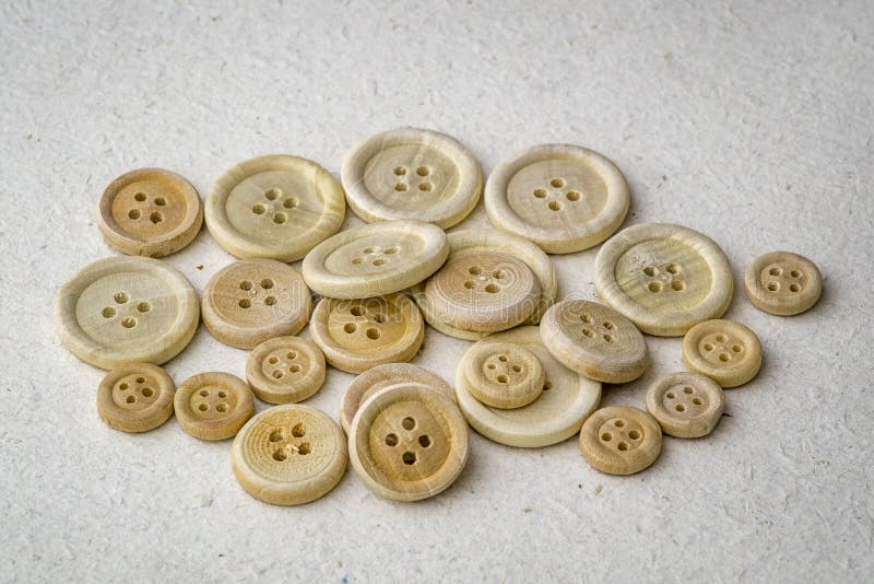 Pila De Botones De Madera De La Ropa Foto de archivo - Imagen de aguja ...