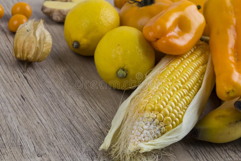 Verduras Y Fruta Anaranjadas Foto de archivo - Imagen de medio ...
