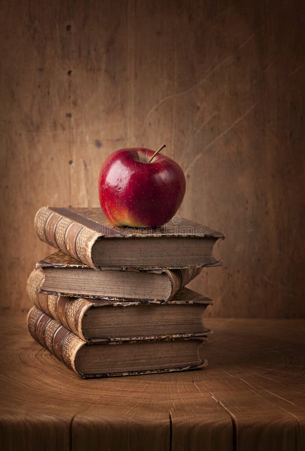 Pila De Libros Con La Manzana Roja Imagen de archivo - Imagen de ...