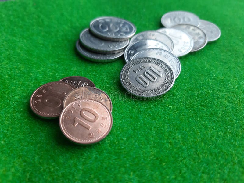 Monedas De Won Coreanos Esparcidas Por Billetes Coreanos En El Suelo De ...