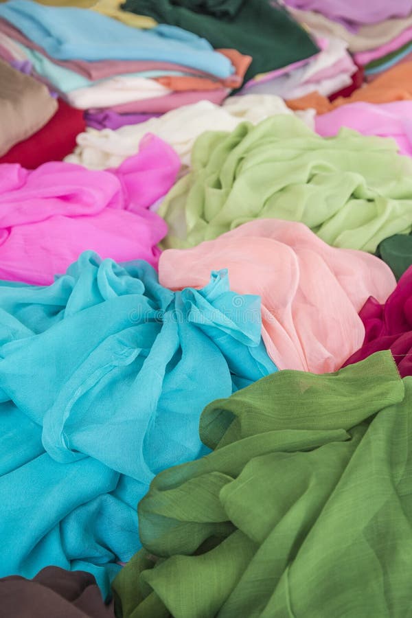 Pila De Ropa Colorida, Textiles Como Fondo Imagen de archivo - Imagen ...