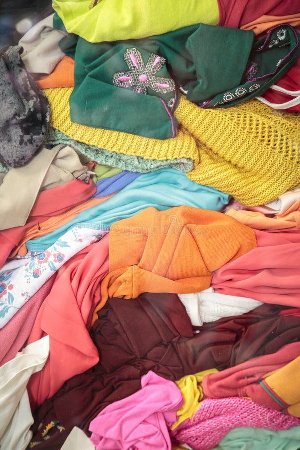 Pila De Ropa De La Segunda Mano Imagen de archivo - Imagen de ropa ...