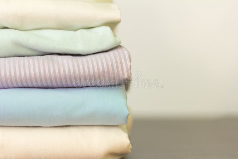 Pila De Ropa Doblada En La Tabla, Lino Limpio Foto de archivo - Imagen ...