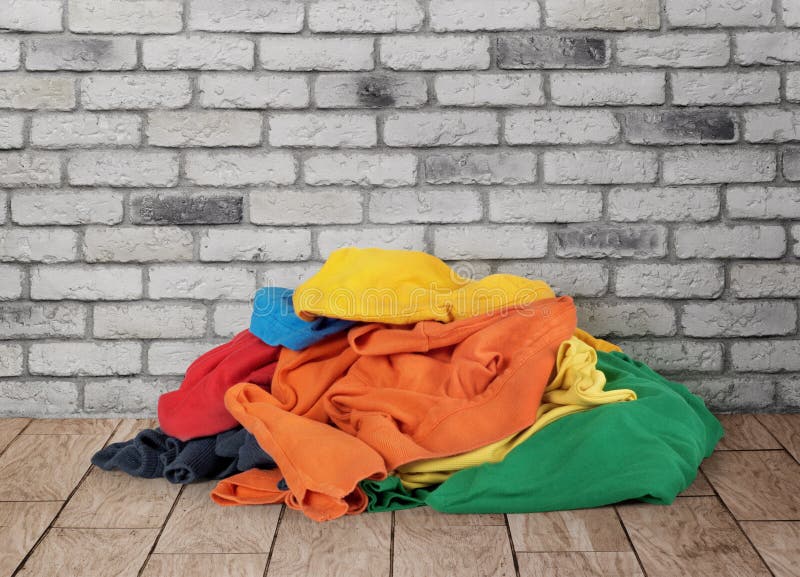 Pila de ropa en piso foto de archivo. Imagen de tarea - 143122210